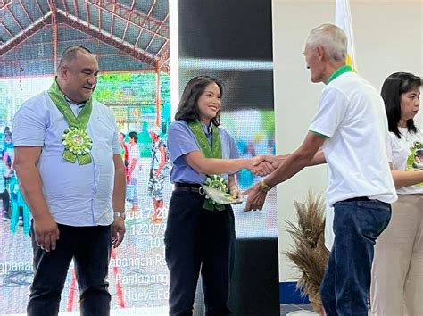 Dar Distributes Land Titles To 166 Arbs In Nueva Ecija Centro News Online