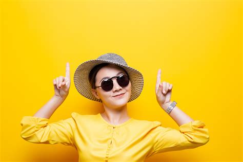 선글라스와 모자를 착용 하는 초상화 여자 노란색 배경 위에 고립 된 공간을 복사 하는 포인트 아시아인에 대한 스톡 사진 및 기타 이미지 Istock