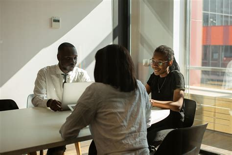 경영진 계획하는 공동 작업 그룹 과제 기업 기업 사무실 기업인 남자 노동자 노트북 다국적 다문화 다양한 다양한 인력 무슬림 문서 민족적 다양성
