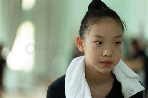 白昼高清图片 练习基本功的女孩609 人像图片免费下载 格式 4000像素 编号67618062 千图网