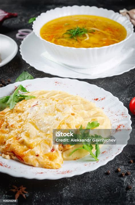 전통적인 국가 카자흐스탄 요리 카자흐어 보르시 호두와 사탕무 샐러드 쇠고기 또는 양고기로 요리 0명에 대한 스톡 사진 및 기타 이미지 Istock