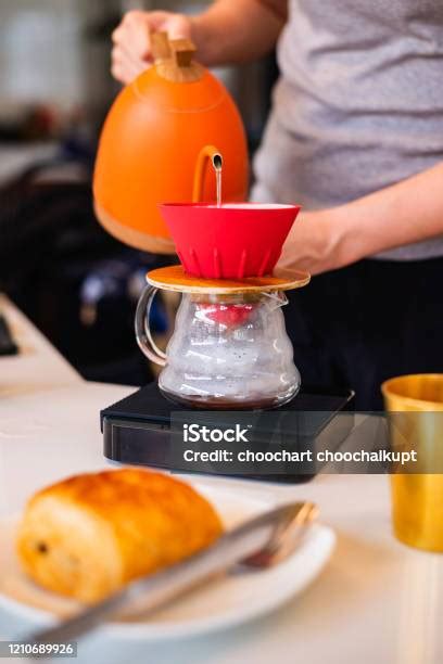 드립 커피 양조 바리스타 회색 스웨트 셔츠 유출 뜨거운 물 오렌지 주전자에서 블랙 간단한 무게에 아름 다운 투명 크롬 드립