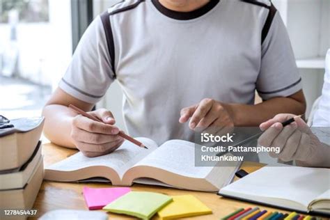 교육 교육 학습 개념 고등학교 학생 또는 급우 그룹 교사 도서관 공부 와 독서 와 함께 숙제를 하 고 입학 시험을 준비 하는 수업 연습 2명에 대한 스톡 사진 및 기타