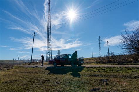 시골 지역과 주변 사람들의 붉은 고전적인 세단 자동차를 통해 당겨 Lada에 대한 스톡 사진 및 기타 이미지 Lada 가정