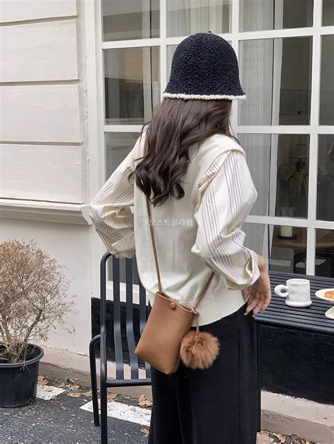 퍼 폼폼 세트 비건 레더 폰 크로스백 가방 블랙 그레이 베이지 브라운