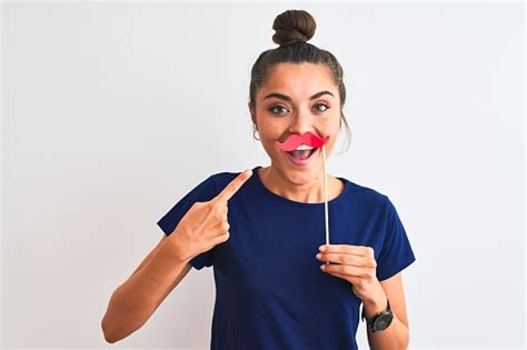 젊은 아름다운 여자 들고 패니 파티 콧수염 위에 고립 된 흰색 배경 매우 행복 가리키는 와 손과 손가락 11월에 대한 스톡 사진 및 기타 이미지 Istock