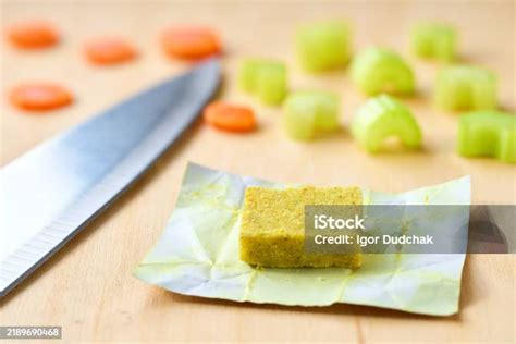 도마에 자른 당근과 양파를 곁들인 부용 큐브 수프를 준비하기 위한 재료 건조한에 대한 스톡 사진 및 기타 이미지 건조한 노랑 드레싱 식품 Istock