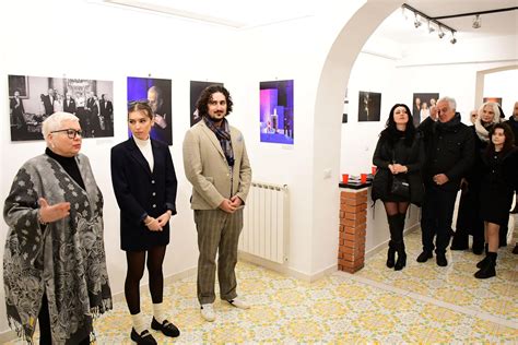 Жана Яковлева директор на Български културен институт в Рим открива изложбата на Борис Славчев