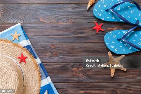 밀 짚 모자 파란 플립 플롭 수건 및 어두운 나무 배경에 불가사리 복사 공간을 가진 탑 뷰 여름 휴가 개념 개념에 대한 스톡 사진 및 기타 이미지 Istock