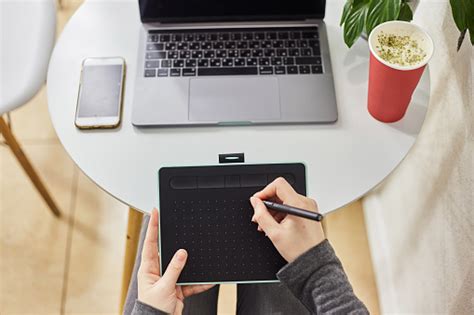 한 어린 소녀가 그래픽 태블릿을 그립니다 카페에서 일하는 프리랜서 그래픽 타블렛에 대한 스톡 사진 및 기타 이미지 그래픽 타블렛 디지털 펜 러시아 Istock