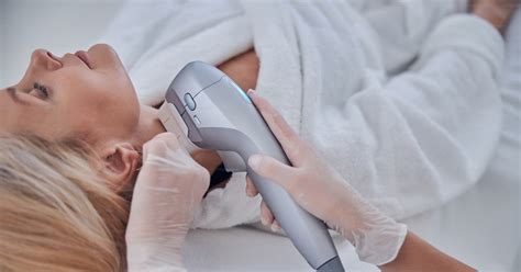 현대 미용 클리닉에서 스파 트리트먼트와 노화 방지 피부 관리를 받는 성인 금발 여성의 측면 보기 초상화를 닫습니다 사진