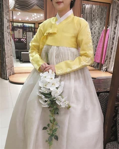 봄비내리는 궂은 날씨지만 비단빔한복은 봄향기 가득하네요 개나리색 저고리가 너무 잘 어울리셨던 고객님 비단빔 비단빔한복 신부한복 레이스한복