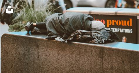 도시 거리에서 자고있는 노숙자 사진 Unsplash의 무료 노숙자 이미지