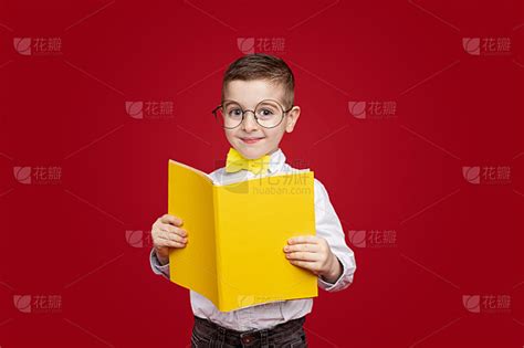 用黄色教科书的聪明孩子