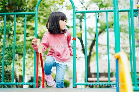 公園で一人で遊ぶ女の子の写真素材 イメージマート