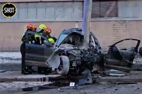 Shot Автомобиль врезался в столб уходя от погони в Москве два человека погибли