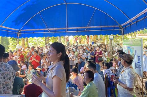 ข่าว Like สาระ วัดแทบแตก คนนับพันแห่นำโฉนดให้หลวงพ่อสง่าทำพิธีเบิก