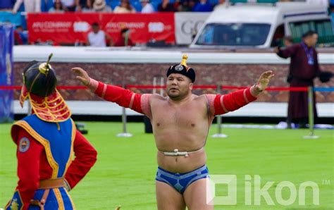 ФОТО Хүчит бөхийн барилдааны нэгийн даваанд улсын арслан Д Мөнх Эрдэнэ улсын начин Д Энхбаяр