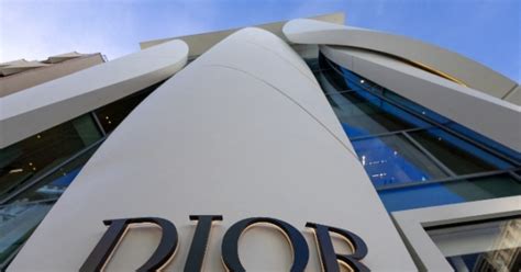 디올 노동 착취 정황 적발… 15시간 근무 통해 생산한 핸드백 49배 가격에 팔아