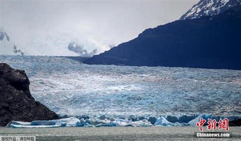 智利格雷冰川突然断裂 巨大冰块脱落新浪图片