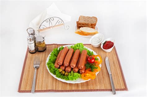 토마토 오이 채소와 소시지 훈제 검정 또는 흰색 빵 제공 완벽 한 추가 이다 매운 소스와 겨자 저녁 식사를 위해이 요리 제공 강도와 쾌활 합니다 갈색에 대한 스톡 사진 및