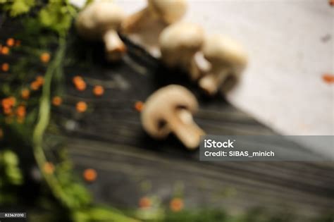 흐리게 검은 나무 배경 Defocused 칠판입니다 그런 지 짜임새입니다 위에서 린 넨 천으로 녹색 가루와 샴 피 뇽 버섯 텍스트 및 디자인을 위한 공간을 복사 합니다