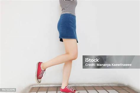 여유 공간의 레드 스 니 커 즈 아름 다운 슬림 여자 다리와 빨간 신발 및 바닥 배경에 진 스커트 어떤 사용에 대 한 좋은 가냘픈에 대한 스톡 사진 및 기타 이미지 Istock