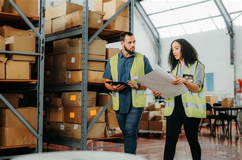 배송 전자 상거래 및 소매 재고 창고 근로자가 선적 상자 레이아웃 전략을 계획하고 있습니다 화물 택배 전자 상거래 및 공급망