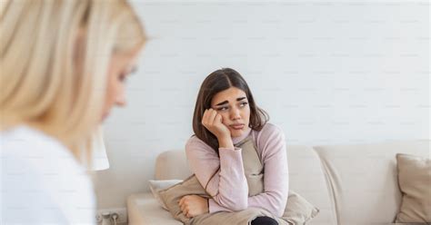 심리학자는 환자의 말을 듣고 메모 정신 건강 및 상담을 작성합니다 심리학자 컨설팅 및 심리 치료 세션 개념 사진 Unsplash의 세르비아 이미지