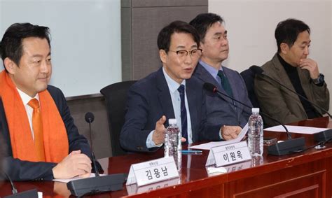 속도 안 올라가는 제3지대 통합 논의“당명·지도부 어쩔지가 난제” 파이낸셜뉴스