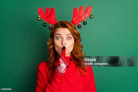 사진 의 미친 젊은 여자 집게 손가락 커버 입술 응시 카메라 착용 빨간 스웨터 장갑 사슴 뿔 고립 된 녹색 색상 배경 여자만에 대한 스톡 사진 및 기타 이미지 Istock