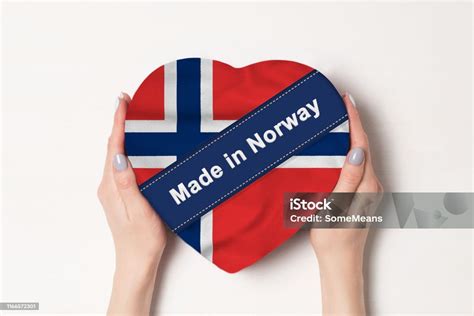 비문 노르웨이에서 만든 노르웨이의 국기 하트 모양의 상자를 들고 여성의 손 흰색 배경입니다 개념에 대한 스톡 사진 및 기타 이미지 Istock