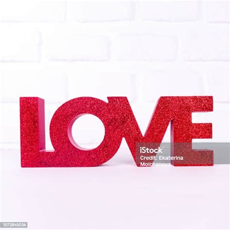 빨간 간판 사랑입니다 발렌타인 하루 개념입니다 트렌디한 최소한 휴가 디자인 배경 2월에 대한 스톡 사진 및 기타 이미지 2월 개념 고체 Istock