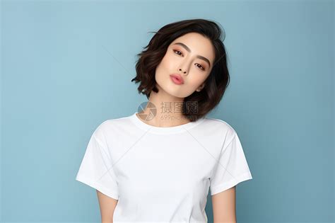 穿着白色t恤的女模特高清图片下载 正版图片601330553 摄图网