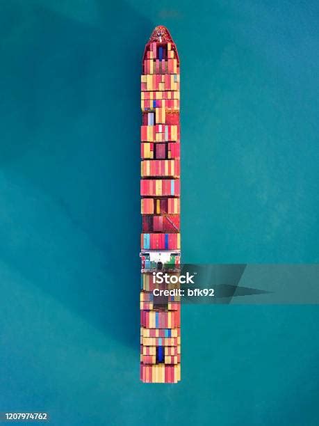 바다에서 수입 및 수출 비즈니스 물류 컨테이너 화물 상자를 운반 컨테이너화물 선박의 공중보기 컨테이너선에 대한 스톡 사진 및 기타 이미지 Istock