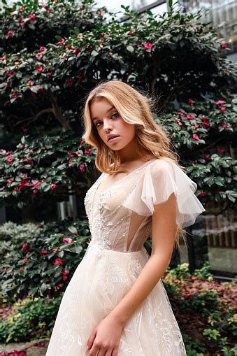 고급스러운 인테리어에서 포즈를 취하는 우아한 웨딩 드레스에 금발 머리와 아름다운 신부 불타는 듯한에 대한 스톡 사진 및 기타 이미지 불타는 듯한 여성 피부 Istock