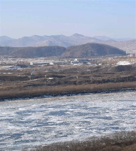 中朝の国境を隔てる図們江冬は凍り付いた川を渡って対岸の北朝鮮側から国境を越えることもできる琿春市 中国米朝衝突想定か 難民収容所