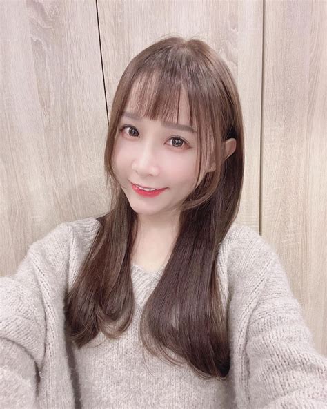 【ev女孩】外型好甜的長髮正妹「nico古璇」，用手比心「發送愛的信號」！ Ev撲克官網