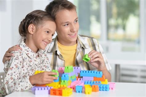 Retrato De Hermano Y Hermana Jugando Juntos Con Coloridos Bloques De