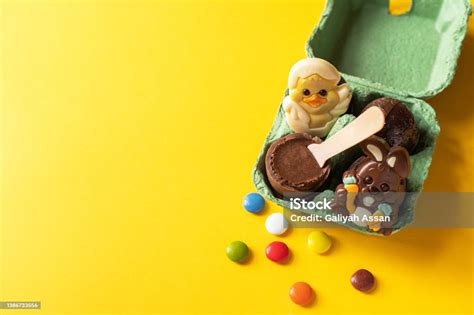 초콜릿 부활절 달걀과 노란색 배경에 화려한 사탕에서 부활절 배경 상단 보기 및 복사 공간입니다 0명에 대한 스톡 사진 및 기타 이미지 Istock