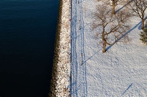 롱 아일랜드 시티 퀸즈 뉴욕의 이스트 리버를 따라 겨울 동안 눈으로 덮인 퀸즈브리지 공원의 전망 위 0명에 대한 스톡 사진 및