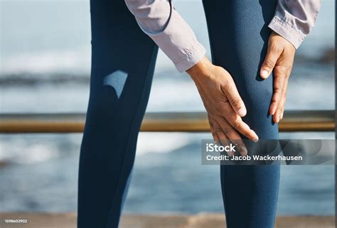 무릎 통증 손 및 부상 야외 피트니스 및 의료 응급 상황 및 염증이 있는 사람 근육 긴장 골다공증 또는 섬유근육통 건강 다리 및 자연 속에서 달리기와 함께 운동 40 44