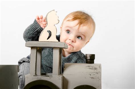 나무 장난감을 연주하는 회색 스웨터에 1 년 된 아이 놀 랐 다 흰색 바탕에 금발 아기 소년 닫 다 12 23 개월에 대한 스톡 사진 및 기타 이미지 Istock