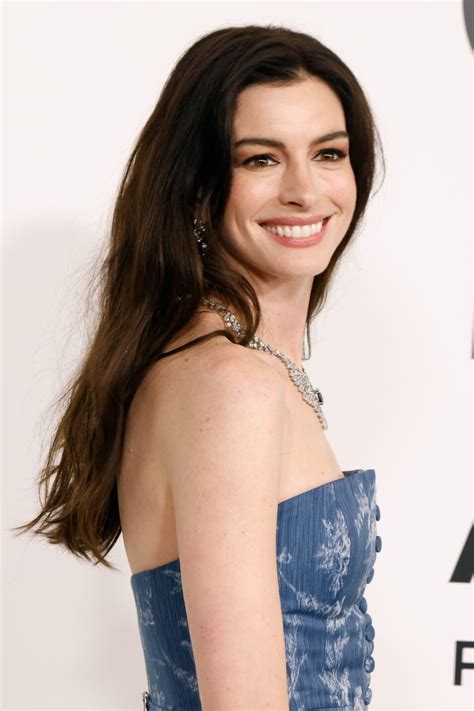 Anne Hathaway In Denim Met Diamanten Bij De Cfda Awards 2023