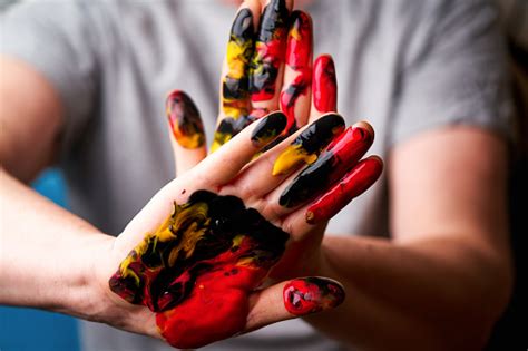 아크릴 페인트로 더러운 여자 손의 클로즈업 창조적 인 손가락 그림 이의 제기 기호 개념에 대한 스톡 사진 및 기타 이미지 개념 개성 개념 거절하기 Istock