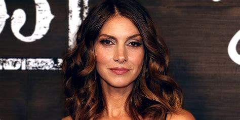 1883s Dawn Olivieri Displays Slim Figure In Mismatched Two Piece Swimsuit At Her Farm