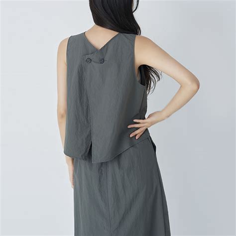 리틀마켓 바스락 민소매 나일론 백버튼 트임 나시 블라우스 셋업가능 Tf98b3 티 슬리브리스 뒷트임 뒤 숏 크롭 블랙 화이트 챠콜 여행 휴가 바캉스 휴양지 룩