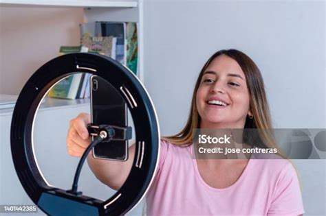 삼각대에서 전화 화면을 터치하고 소셜 네트워크 용 비디오를 녹화하는 여성 전자 상거래에 대한 스톡 사진 및 기타 이미지 전자 상거래 25 29세 Brand Name