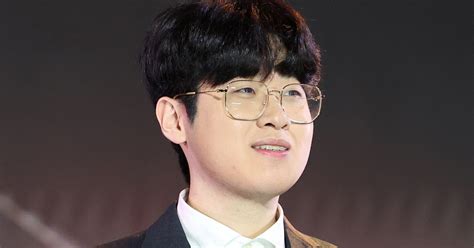 제우스 최우제 수줍은 미소