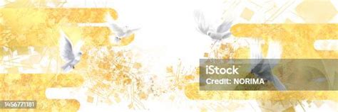 헤이안 시대 스타일의 금색과 은색 모래와 금박을 입힌 구름 주위를 날아다니는 평화의 상징인 흰 비둘기가 있는 축하 일본 그림 배경의 넓은 크기의 그림 기독교에 대한 스톡